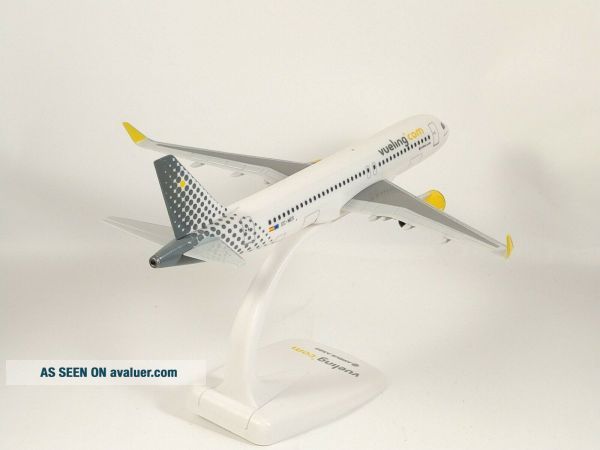 VUELING AIRLINES Airbus A320 Sharklets Plastic Aircraft Model 1:200 ...