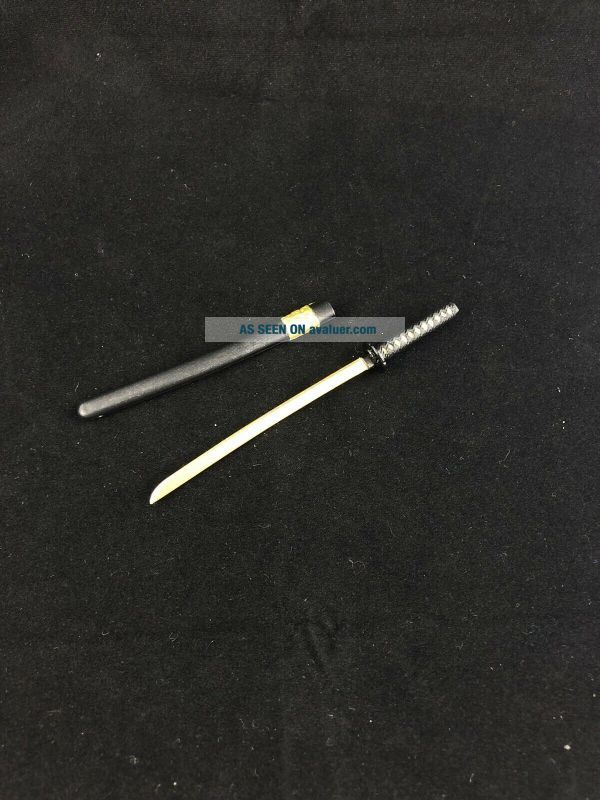 Mezco ONE:12 Con Booth Box Clan Golden Dragon Gomez Wakizashi Katana ...