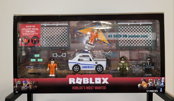 Roblox Most Wanted Play Set W/ Includes 2 Exclusive Virtual Items 17pcs ...