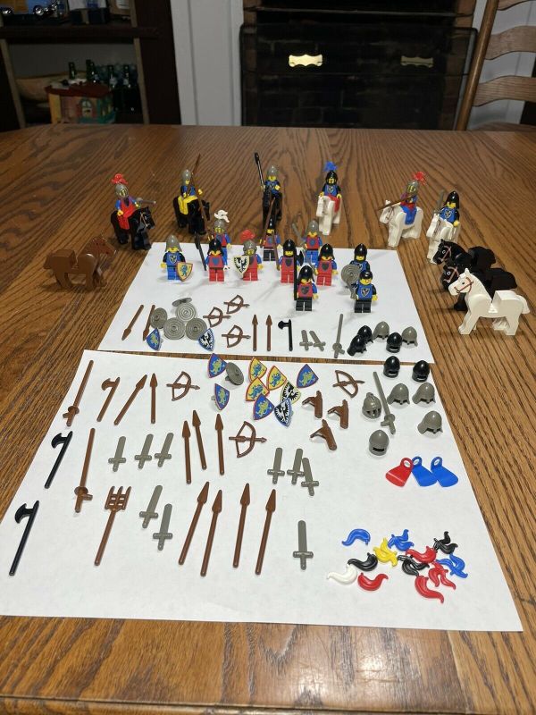 17 Vintage Lego Castle Minifigures Black Royal Knights Weapons Armor ...