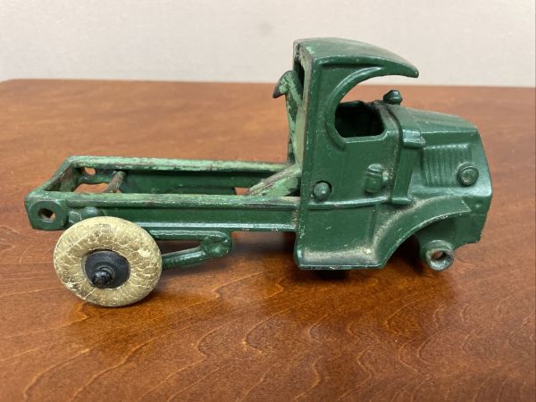 VINTAGE 1930’s HUBLEY CAST IRON DUMP TRUCK TRUCK WITH DRIVER. | #54195398