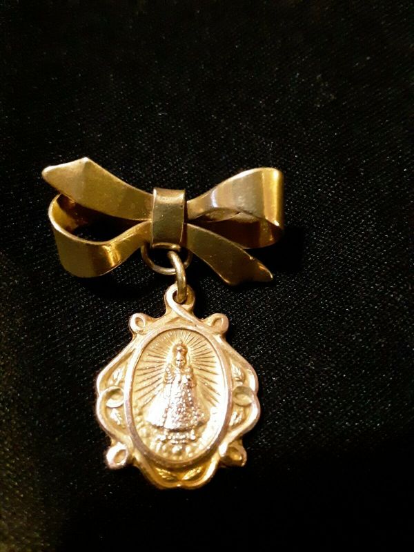 VINTAGE RELIGIOUS HOLY SAINT GOLDEN LAPEL PIN / MEDAL | #55563991